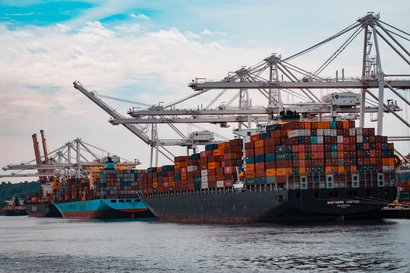Implementing blockchain in port logistics: benefits and challenges